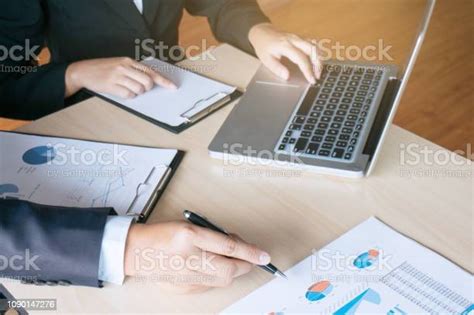 비즈니스 사람들 회의 디자인 아이디어 전문 투자자 프로젝트를 새로운 시작 일 개념입니다 사무실에서 계획 하는 사업 개념에 대한 스톡 사진 및 기타 이미지 Istock