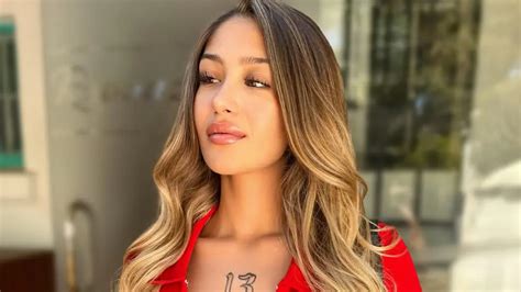 La Belleza Radiante De Trinidad Neira Posando Con Estilo En El Sur De Chile