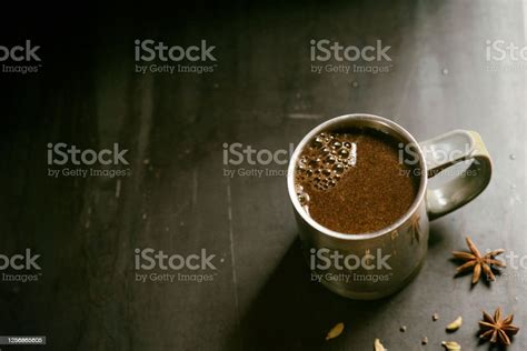 스타 아니스와 카다몬과 회색 배경에 커피와 금속 열 머그잔 0명에 대한 스톡 사진 및 기타 이미지 0명 갈색 귀여운 Istock