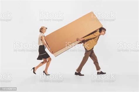 하얀 배경에 고립 된 큰 골판지 상자를 들고있는 젊은 남녀 블랙 프라이데이 쇼핑 판매 이사 사람들에 대한 스톡 사진 및 기타 이미지 Istock