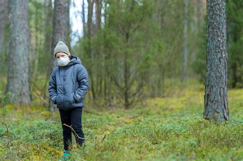 빈 숲에 확산 코로나 바이러스의 보호를위한 마스크를 착용 실망 외로운 아이 아이에 대한 스톡 사진 및 기타 이미지 아이
