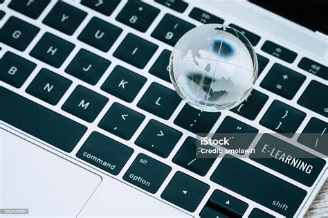 온라인 교육 기술 개념 학습 단어러닝에 유리 지구 지구에와 컴퓨터 노트북 키보드 언제 어디서 나 인터넷 월드 와이드를 통해 거리