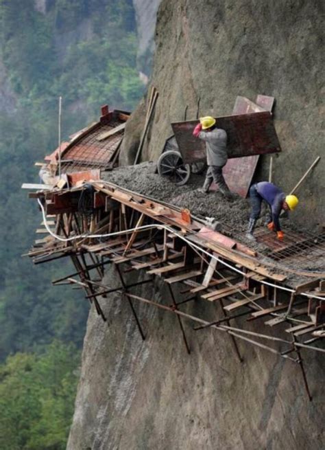 That Doesnt Feel Safe At All 16 Funny Pics