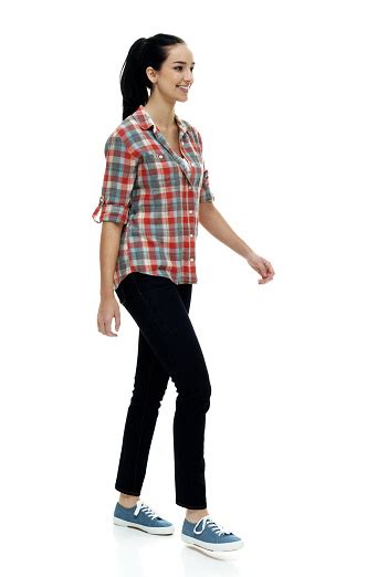 전체 길이 1인 사이드 뷰 프로필 뷰 1819 세 성인 아름 다운 검은 머리 긴 머리 포니 테일 코 카 서 스 여성 젊은 여성