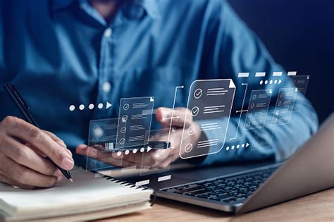 문서 관리 검사 시스템 온라인 문서 데이터베이스 및 프로세스 관리 파일 돋보기 확인 및 문서 폴더에 대한 초점 문서 기업 비즈니스 기술 개념입니다 리더십에 대한 스톡 사진