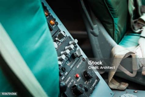 이젝터 좌석입니다 오래 된 해산 된 공기 전투기 조종석 고 녹색 직물 좌석으로 탈출 명령 및 안전 벨트의 Ups를 닫습니다 이스라엘에 대한 스톡 사진 및 기타 이미지