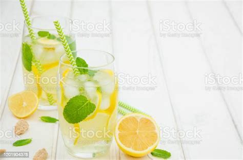 레몬 슬라이스 민트와 갈색 설탕 흰색 나무 배경에 얼음 유리에 수제 레모네이드 수평 방향 공간을 복사합니다 0명에 대한 스톡 사진 및 기타 이미지 Istock