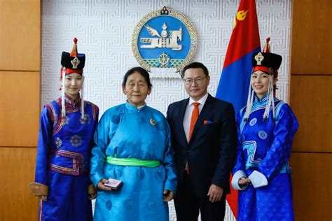 Хүнс хөдөө аж ахуйн салбарын баялаг бүтээгчдэд төрийн дээд одон медаль хүртээлээ