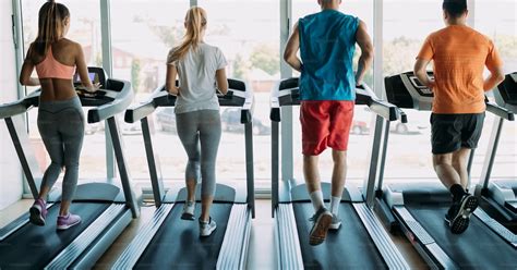 체육관에서 러닝머신에서 달리는 건강한 남자와 여자 스포츠 및 건강 개념 사진 Unsplash의 세르비아 이미지