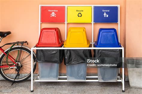 다양한 폐기물 유형 및 자전거용 플라스틱 쓰레기통 세트 배경 0명에 대한 스톡 사진 및 기타 이미지 0명 3가지 개체 감소 Istock