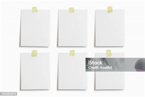 빈 사진 카드 찢어진 종이 노란색 접착 테이프로 붙어 있고 쉽게 편집 할 수 위해 흰색에 격리 된 폴라로이드 프레임이있는 무드