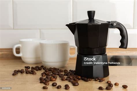 밝은 배경에 커피 원두가 있는 간헐천 커피 메이커 커피를 만들기 위한 주전자 향기로운 커피를 만드는 개념 안녕하세요 텍스트를 위한 위치입니다 복사 공간 0명에 대한 스톡