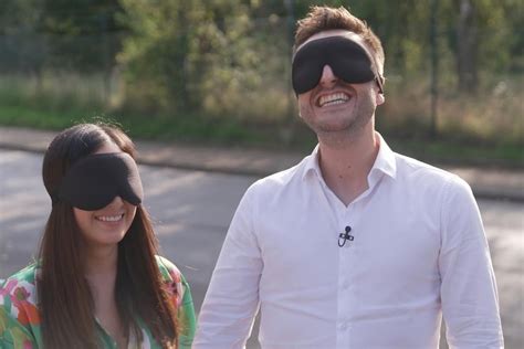 Buying Blind Paar Kauft Ungesichtetes Haus In TV Show