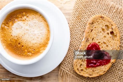 신선한 커피입니다 곡물 빵 잼 심장 모양으로 쪼 갠 다입니다 라떼에 대한 스톡 사진 및 기타 이미지 라떼 마실 것 머그