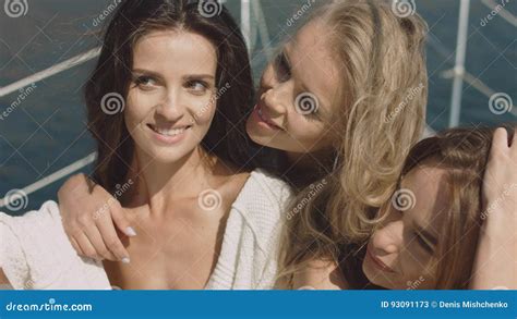 La Fille Sexuelle Sur Le Yacht De Luxe Font Le Selfie Image Stock Image Du T L Phone