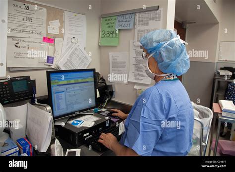 Infirmière Entre Données Dans Ordinateur En Salle Dopération De Lhôpital Photo Stock Alamy