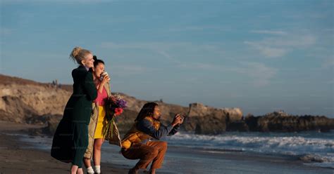 해변에서 남자와 여자 사진 Unsplash의 해변 사진 이미지