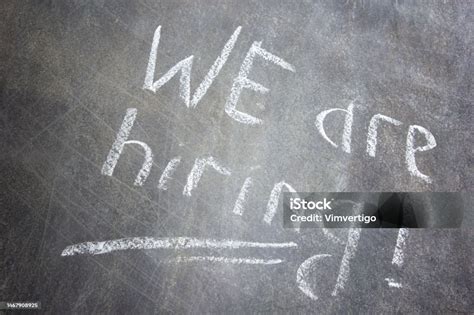 텍스트 우리는 칠판에 흰색 분필로 손으로 쓴 고용을 고용하고 있습니다 0명에 대한 스톡 사진 및 기타 이미지 0명 개념 개념 기호 Istock