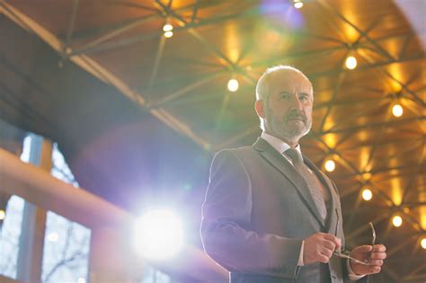 조명 지붕에 서 정장에 고위 사업가의 낮은 각도보기 60 64세에 대한 스톡 사진 및 기타 이미지 60 64세 건축 건축물 Istock