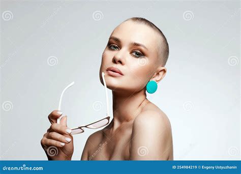 Bella Chica Con Corto Corte De Pelo Y Gafas De Moda Elegante Mujer Calva Imagen De Archivo