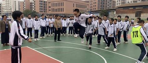 【善美教育 活力儒实】青春跃动，趣味无限——儒林实验学校初一级趣味运动会精彩回顾同学接力速度