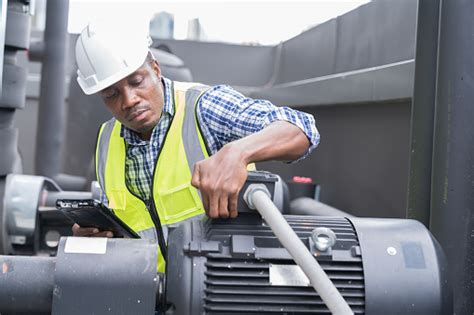 건설 현장의 하수도 파이프 지역에서 일하는 남성 배관공 엔지니어 아프리카 계 미국인 남성 배관공 노동자 유지 보수 하수도 파이프 네트워크 시스템 건설 현장에서 건설업자에