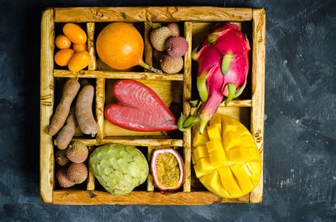 용 과일 패션 과일 그라나딜라 체리모야 열매 망고 타마린드 피타하야 나무 상자에 신선한 열대 과일 나무 배경에 맨 위 보기 공간을 복사합니다 상자에 대한 스톡 사진 및 기타