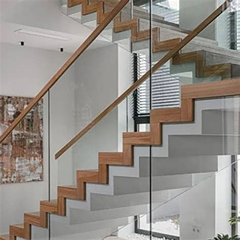 جان پناه شیشه‌ای راه‌پله بهسامان انرژی