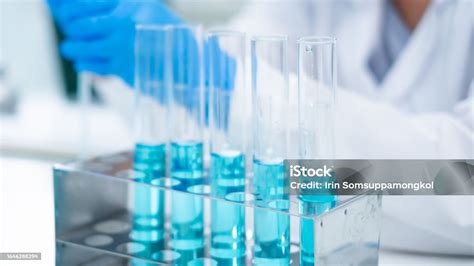 유리 제품 비커 또는 파란색 물질 또는 액체가 포함된 시험관 실험실 배경의 개념입니다 과학적 분석 도구 배경입니다 화학 및 실험 유리 제품 Stem 주제에 대한 스톡 사진