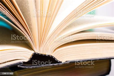 나무 책상 테이블과 추상적 인 배경에 책 교육 배경 공간을 복사합니다 학교로 돌아갑니다 공부에 대한 스톡 사진 및 기타 이미지