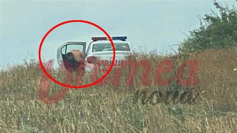 Comisar șef Din Vaslui Surprins Gol Pușcă După O Partidă De Sex Chiar în Mașina Poliției