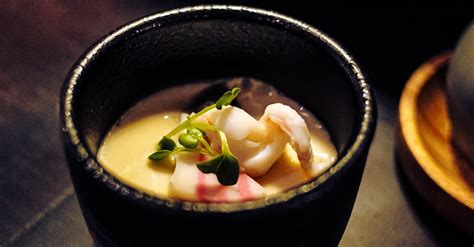 간장 검은 그릇 계란 요리 고명 다시 따뜻한 음색 레스토랑 맛있는 맛있는 식사 미니멀리스트 변덕스러운 조명 섬세한 셰프 프레젠테이션 수프 아늑한