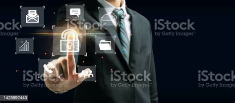 비즈니스 맨은 어두운 배경에 가상 그래픽 아이콘 다이어그램을 터치 사이버 인터넷 보안 문서 관리 시스템 인터넷 네트워크 보안 디지털 및 비즈니스 기술 개념 가리키기에 대한