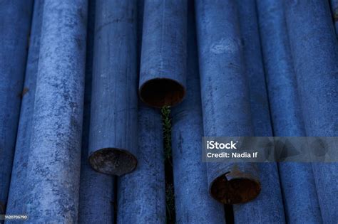 금속 파이프가 땅에 놓여 있습니다 주거용 건물을위한 통신 배치 아파트에서 물과 배관 하수도 및 폐기물 처리를위한 파이프 설치