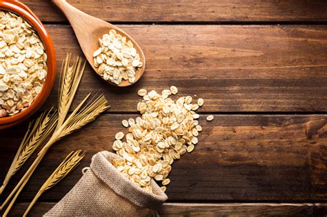 귀리 플레이크 밀 귀 나무 숟가락과 그릇에 생 쌀된 귀리 부정적인 공간 0명에 대한 스톡 사진 및 기타 이미지 0명 건조한 곡초류 Istock