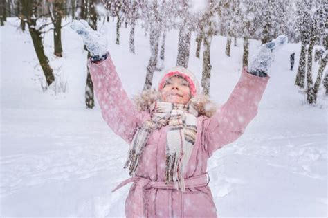 Una Ni A Se Divierte Jugando Con La Nieve En La Naturaleza Foto Premium