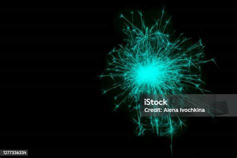 검은 불타는 색깔의 스파클러에 크리스마스와 새해 파티 스파클러 검은 배경에 불꽃 놀이 0명에 대한 스톡 사진 및 기타 이미지 0명 검은색 금색 Istock