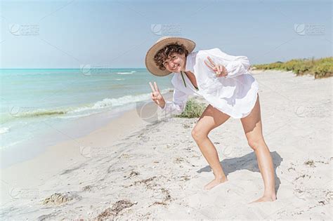 美丽的女孩在海边或海边的海滩度假