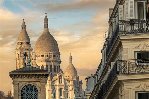 프랑스 파리에 있는 사크레 쾨르과 함께 평소와 다른 각도에서 찍은 사진 Rue Lafitte에서 일몰 중에 찍은 사진 0명에