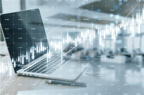 흐릿한 사무실 배경에 촛대 외환 차트와 인덱스 그리드가 있는 노트북 컴퓨터를 닫습니다 무역 금융 및 시장 데이터 개념입니다 이중 노출 그래프에 대한 스톡 사진 및 기타