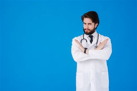 교차 하는 손 기호와 전문 의료 흰색 코트에 심각한 의사의 초상화 부정 제스처를 합니다 부인 거부 동의하지 않습니다 닥 남자는