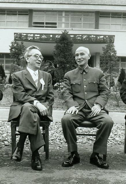 以前，我还有微博的时候，我在微博上写： 胡适和鲁迅最大的区别是，胡适把中国的落后归结于政治制度，而鲁迅归结于国民劣根。这就是胡适胜过鲁迅的地方