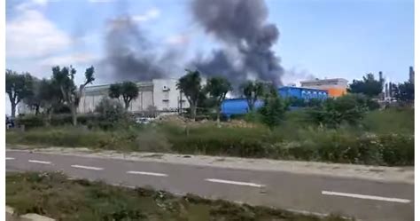 Страшна експлозия в Румъния запали се петролна рафинерия Видео