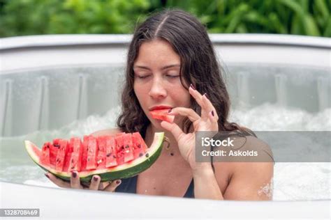 정원 풍선 수영장에서 길고 어두운 머리와 수박을 가진 화려한 여자 건강한 생활방식에 대한 스톡 사진 및 기타 이미지 건강한 생활방식 건강한 식생활 공기 주입 Istock