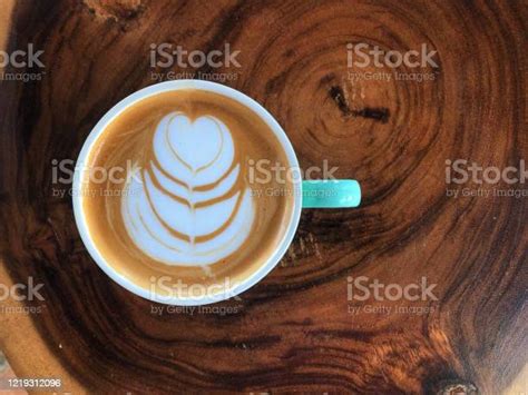 빈티지 나무 테이블에 녹색과 흰색 컵에 하트 모양 라떼 아트 커피의 상단 보기 컵에 사랑 일어나 전체 채우기 에너지 0명에 대한