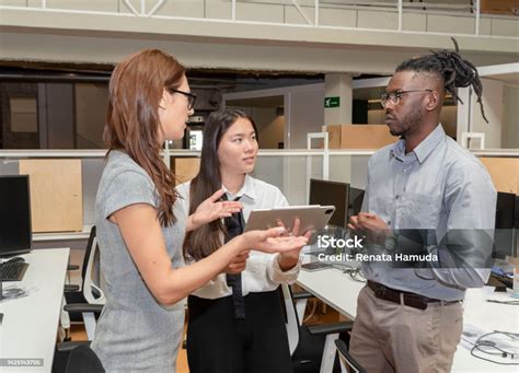 사무실에서 대화를하고 디지털 태블릿을 사용하는 세 명의 다민족 비즈니스 사람들 다민족 그룹에 대한 스톡 사진 및 기타 이미지 다민족 그룹 소기업 태블릿 Istock
