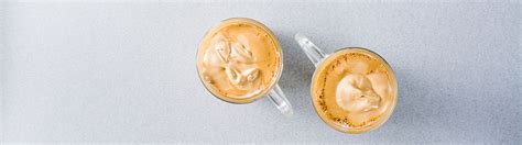 테이블에 달고나 커피와 두 컵 검역 요리 공간을 복사합니다 맨 위 보기입니다 웹 배너 아이스 커피에 대한 스톡 사진 및 기타 이미지 Istock