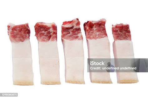 흰색 배경 상단 보기에 고립 된 베이컨 다섯 조각 라드는 흰색 배경에 고립 흰색 배경에 원시 라드 흰색 배경에 고립 된 지방 다섯 조각 상단 보기 돼지기름에 대한 스톡 사진