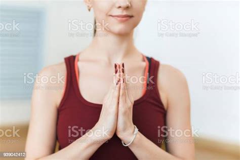 명상 요가 클래스에서 체육관에서 연습 빨간 옷에 젊은 여자 휴식 하 고 스트레칭입니다 나 마스 테 자세에서 손을 Clode 요가