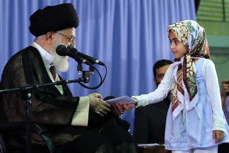 دختری که نامه به دست آیت الله خامنه ای می دهد